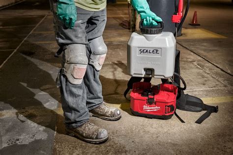 Milwaukee M18 BPFP CCST Zbiornik i Rozpylacz Środków Do Betonu Novamet