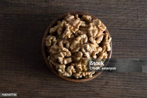 木の背景に皮をむいたクルミでいっぱいのボウル俯瞰図 いっぱいになるのストックフォトや画像を多数ご用意 いっぱいになる おやつ