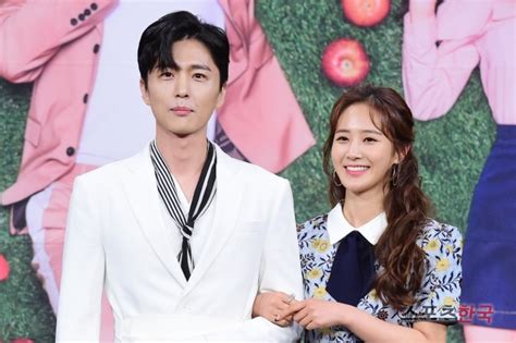 신동욱·유리 다정하게 팔짱 끼고~