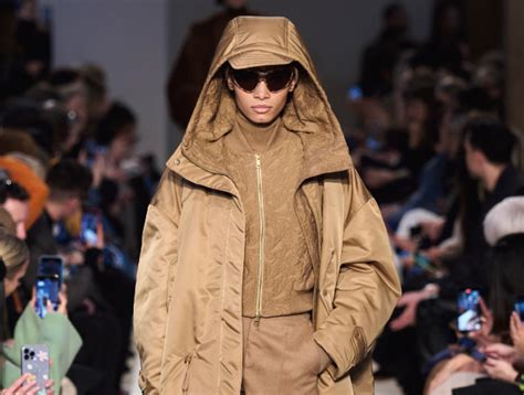 세련된 스포티 룩을 원한다면