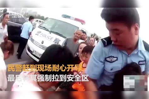 【安徽】“女子带娃”桥上欲跳河轻生 民警苦口婆心劝回