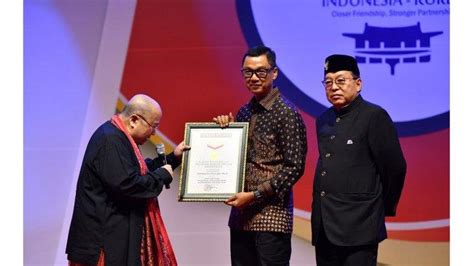 Biografi Jokowi Tulisan Dirut PLN Terbit Di Korea Raih Penghargaan MURI Tribunsolo