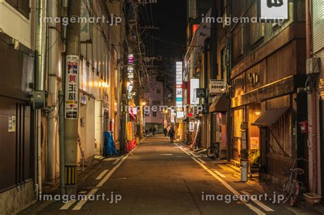 夜の歓楽街 博多中州の風景の写真素材 158019447 イメージマート