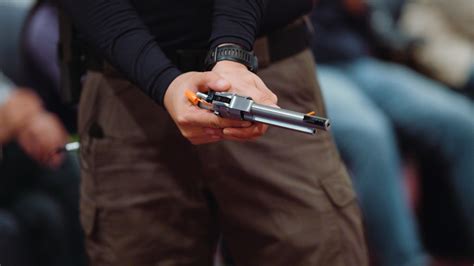 华人如何捍卫自己的权利，美国步枪协会华人教官告诉你这才是正确的持枪态度 知乎