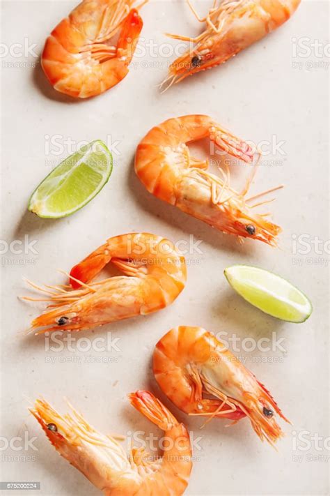 신선한 생 새우 나무 테이블에 그릇에 라임 해산물을 먹고 어두운 배경입니다 상위 뷰 갑각류에 대한 스톡 사진 및 기타 이미지
