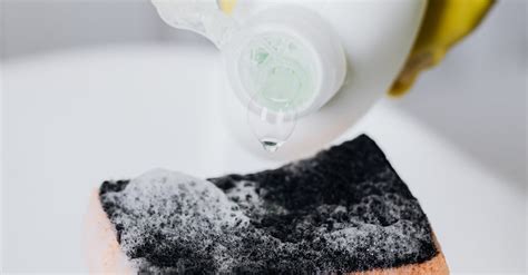 가정 가정 생활 깨끗한 노란 장갑 닦는 라텍스 장갑 루틴 물 병 보호 장구 비누 비누 디스펜서 세정제 세척 소독하다 손 보호 스펀지 신선한