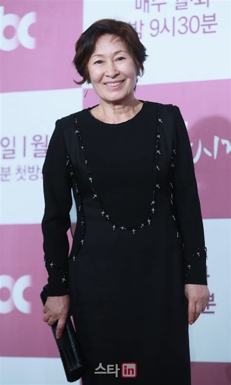 포토 배우 김혜자 한지민 사랑스러워