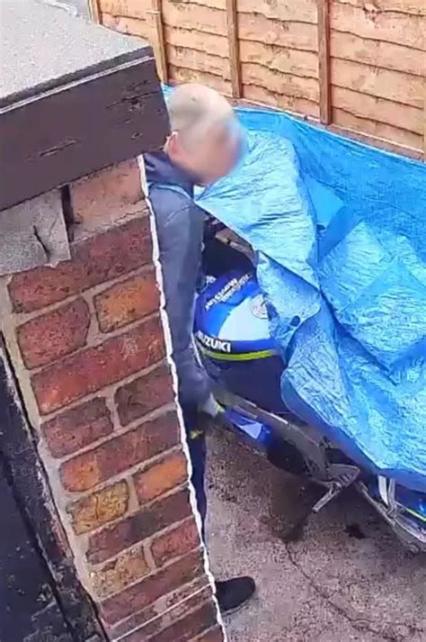 Jcb Worker Puts Up Picture Of Burglar On His Gate After Cops Refuse