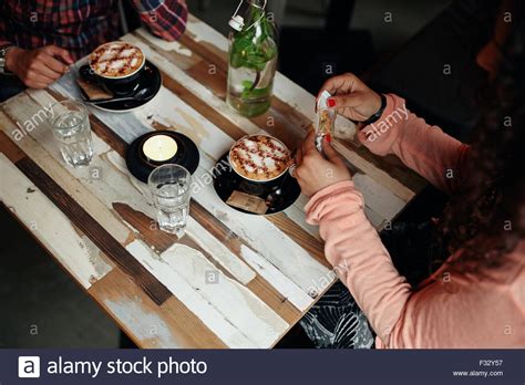 Vue Directement Au Dessus De Café Sur Café Table Deux Femmes Assises