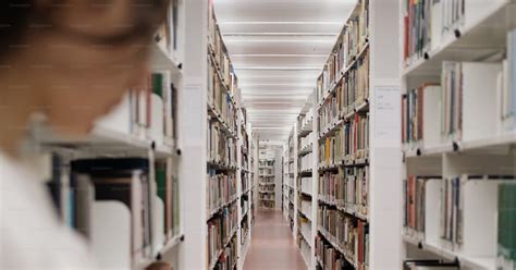 Une Femme Lisant Un Livre Dans Une Bibliothèque Photo Bibliothèque