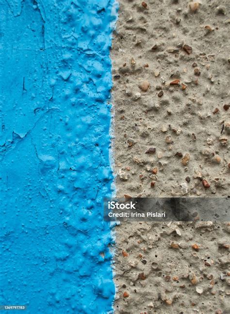 콘크리트 바닥의 천연 자갈의 테두리 파란색으로 그려진 부분이있는 안티 슬립 인테리어 장식 공간을 위한 지속 가능하거나 에코 리빙 디자인을 위한 컨셉 이미지 0명에 대한 스톡