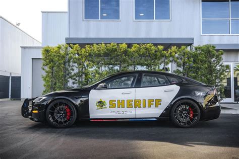 Los malos tiemblan el primer Tesla Model S Plaid para la policía ya