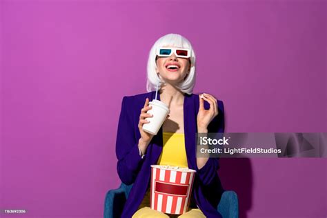 보라색 배경에 팝콘과 마시는 소다를 먹고 3d 안경에 웃는 소녀 팝 아트에 대한 스톡 사진 및 기타 이미지 팝 아트
