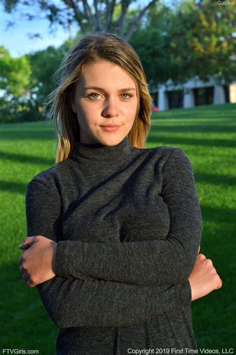 Novinha De Olhos Claros Pelada Abrindo A Buceta Super Nua