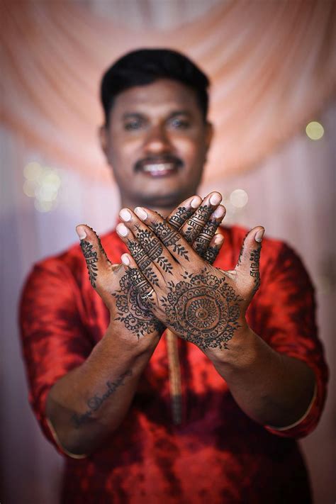 Best Indian Wedding Mehndi Ceremony Poses Every Bride To Be Should