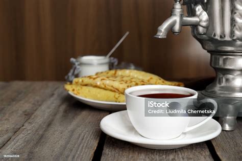 빈티지 사모바르 뜨거운 음료 한 잔 팬케이크가 나무 테이블에 제공됩니다 러시아 전통 다도 0명에 대한 스톡 사진 및 기타 이미지 Istock