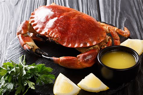 맛 있는 전통 소스 레몬과 파 슬 리 슬레이트 보드 클로즈업에 전체 갈색 게 삶은 가로 0명에 대한 스톡 사진 및 기타 이미지