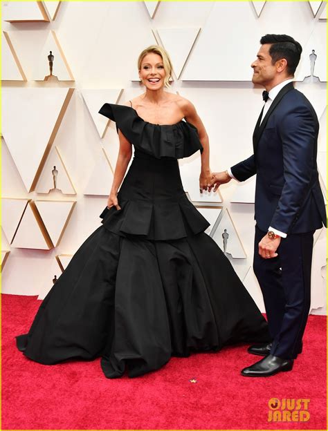 Kelly Ripa And Mark Consuelos Are One Hot Couple At Oscars 2020 Photo
