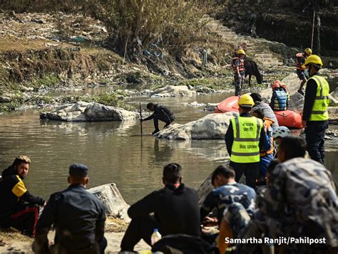 अझै भेटिएनन् कार दुर्घटनामा चोभारको खोलामा बेपत्ता चालक यसरी खोजी