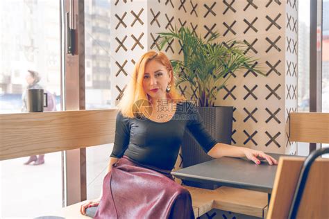 穿着黑色衬衫的红发白人女非常快乐高清图片下载 正版图片 摄图网