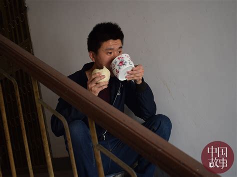 夫妻俩轮流在陌生人家中蹭吃蹭睡一年，背后原因让人心酸 搜狐大视野 搜狐新闻