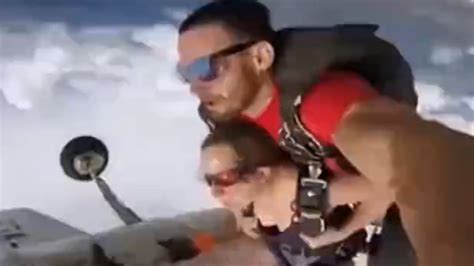 女子与教练跳伞时出意外被倒挂在飞机外 摄像头录下惊险全程 凤凰网视频 凤凰网