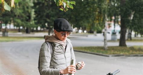 도시의 화창한 가을날에 보온 머그잔을 들고 자전거를 탄 모자와 선글라스를 쓴 세련된 젊은 예쁜 여자의 초상화 사진 Unsplash의 선글라스 이미지