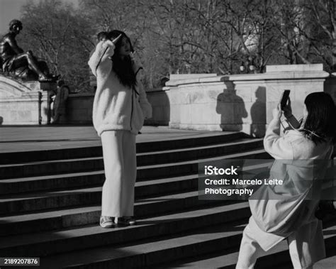 대리석 계단에서 사진을 찍기 위해 포즈를 취하는 관광객 Central London에 대한 스톡 사진 및 기타 이미지