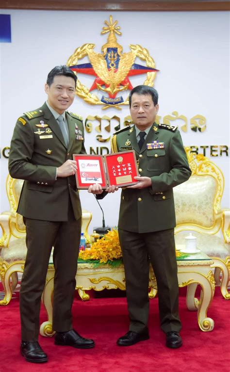 នាយឧត្តមសេនីយ៍ វង្ស ពិសេន ទទួលជួបមេបញ្ជាការកងទ័ពជើងគោកសិង្ហបុរី ក្នុងពេលបំពេញទស្សនកិច្ចនៅកម្ពុជា