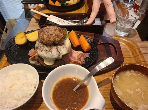 くらひ On Twitter 一つ積んでは父のため。二つ積んでは母のため。三つ積むのはハンバーグ