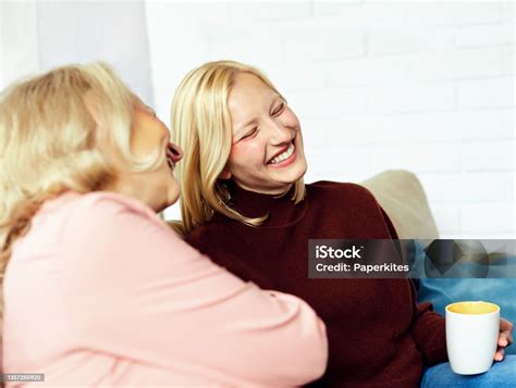 자녀 어머니 딸 손녀 손녀 가족 부모 홈 여자 행복한 아이 할머니 손자 함께 소녀 엄마 조부모 에들러리 2명에 대한 스톡 사진