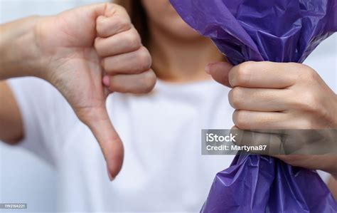 여자는 비닐 봉투에 아니오라고 말합니다 낭비가 없습니다 환경 제안 비닐 봉지를 거부하는 손 제스처 가방에 대한 스톡 사진 및 기타 이미지 Istock