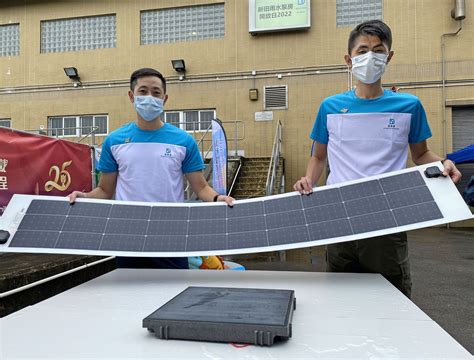 黎康豪左和詹世丞右介绍柔韧式太阳能光伏板和可踏式太阳能光伏板前者安装在新田雨水泵房入水口的螺旋泵槽盖面后者设于维修平台的行人通道