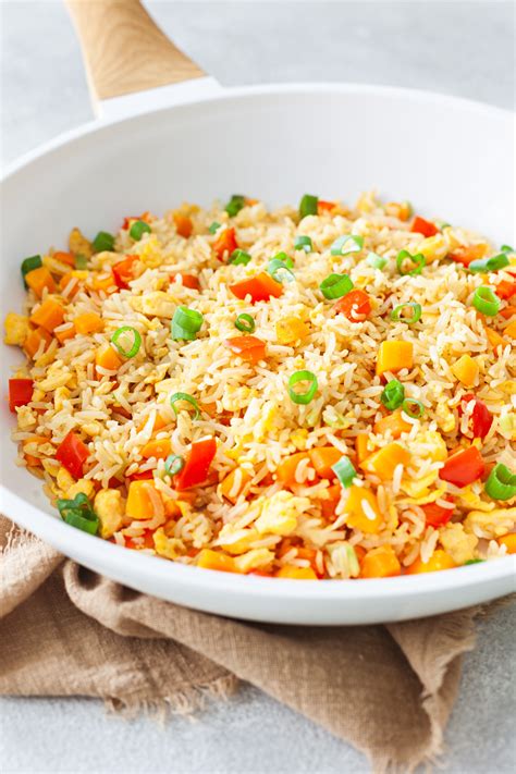 Gebratener Reis asiatisch mit Ei und Gemüse vegetarisch