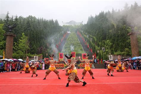 千人齐聚神农架寻根，雨中拜谒炎帝神农 大武汉