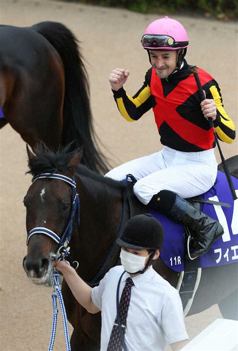 ＜京都11r・天皇賞春＞連覇を果たし検量室前で喜ぶルメール（撮影・亀井 直樹） スポニチ Sponichi Annex ギャンブル