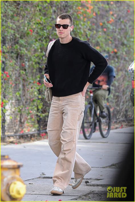 Shawn Mendes Shows Off His Chic Style While Picking Up Groceries Photo