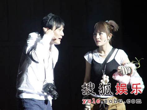 张信哲演小粉丝 讨女友欢心亲自卖唱 搜狐娱乐