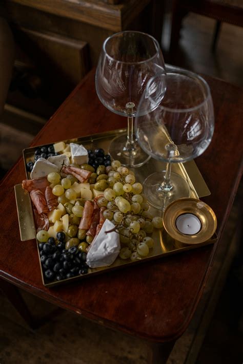 Charcuterie 보드 감기 컷 공유하다 과일 러스틱 럭셔리 매우 복잡한 모임 목조 테이블 미식 미식가 뷔페 브리 치즈 블루베리 사교적인 사탕