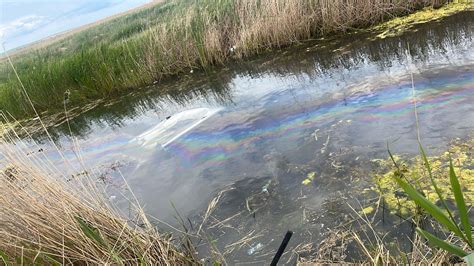 A Adormit La Volan și A Intrat Cu Mașina în Canal Șoferul A Ajuns La