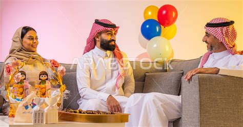 أجواء العيد في السعودية ، بورتريه لعائلة عربية خليجية سعودية تحتفل