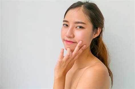 건강 하고 깨끗한 피부를 가진 아름다운 여자에 뭔가 제시 백인종에 대한 스톡 사진 및 기타 이미지 백인종 보기 정적 활동