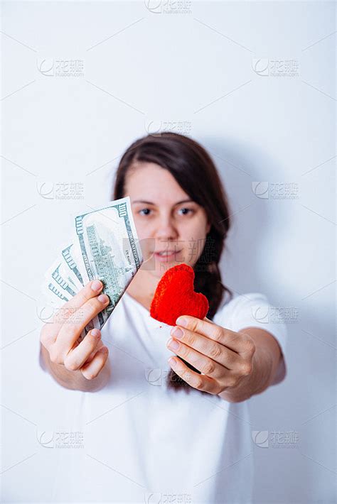 34爱情还是金钱的概念手里握着心手里握着钱