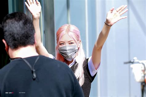 201008 Blackpink Rosé On The Way To Filming Knowing Brothers Kpopping