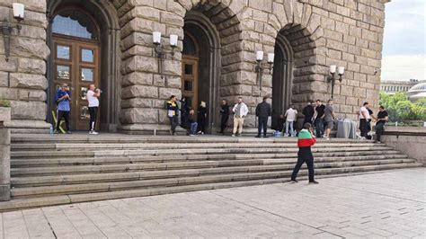 Представители на двете фракции в ДПС чакат за регистрация пред ЦИК Nova