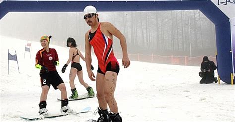 수영복입고 스노우보드를