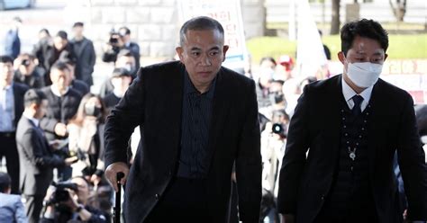 명태균 지팡이 짚고 검찰 출석 경솔한 언행 민망