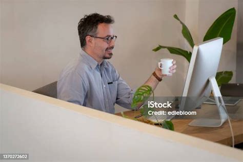 사무실에서 커피를 마시면서 컴퓨터에서 일하는 사업가 경영자에 대한 스톡 사진 및 기타 이미지 경영자 기업 비즈니스 기업 재무와 산업 Istock
