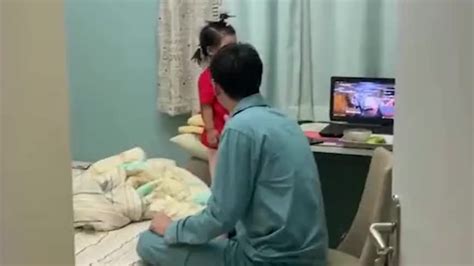 相差14岁的兄妹，妹妹犯错误被哥哥打，委屈的一声都不吭！新浪新闻