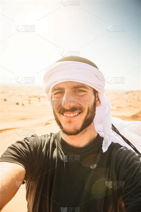 男人自拍沙漠旅行者酋长阿拉伯人头巾撒哈拉沙漠垂直画幅男性仅男人